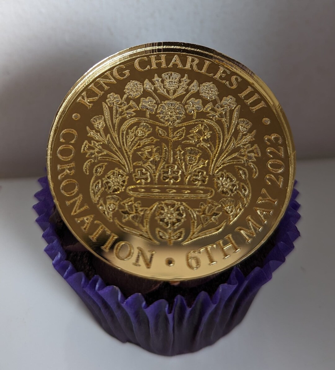 King's Coronation Day Acrylic Cake Topper Disk Cupcake Engraved in Gold ...