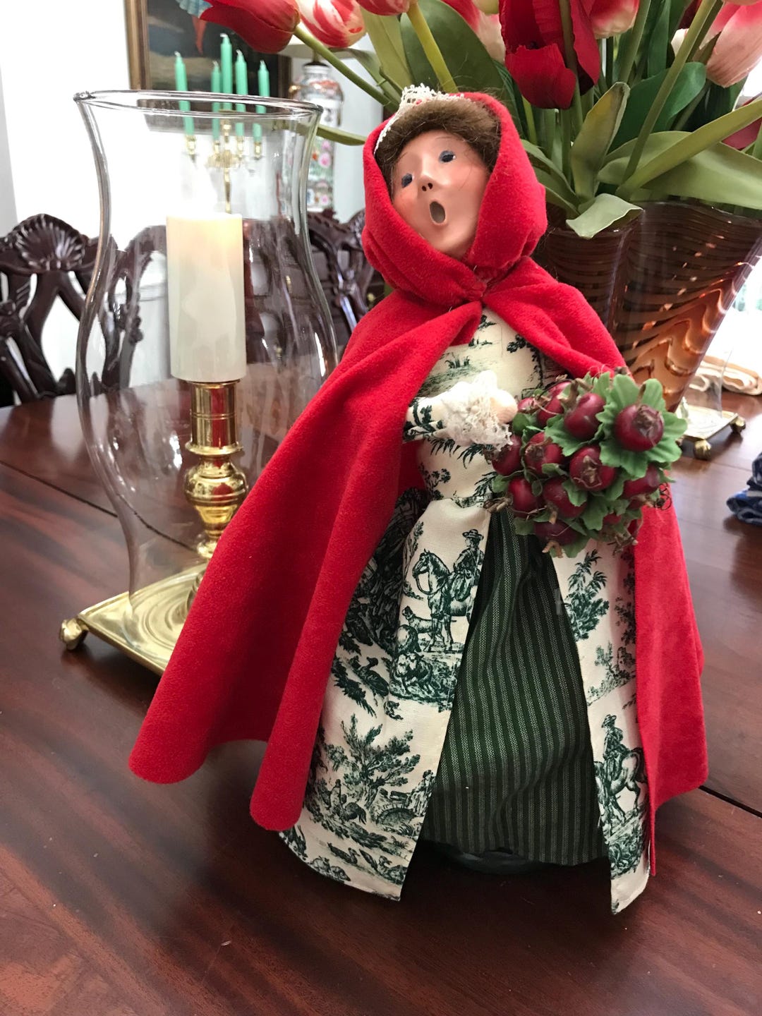 Byer’s Choice Woman Caroler for Williamsburg With Apple /pomegranate ...
