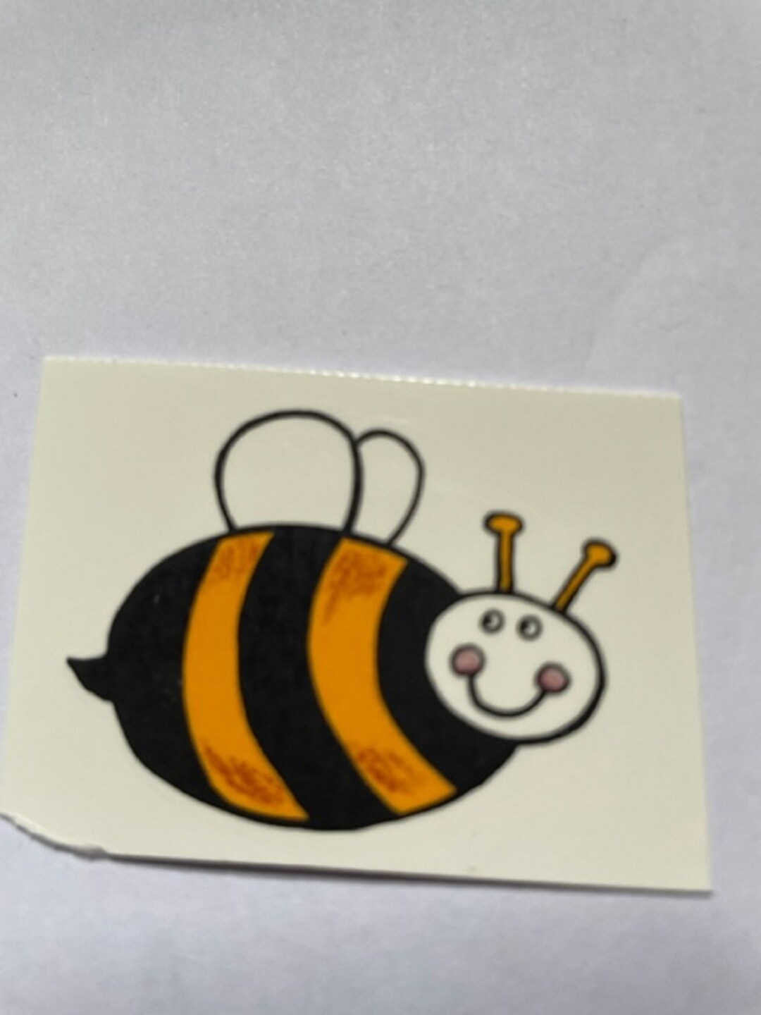 Calcomanía de abeja de dibujos animados con tobogán acuático y fusión ...