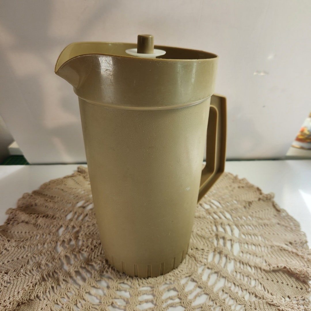 Vintage Tupperware Pitcher Juice Container With Push Lid 2 Quart Beige ...