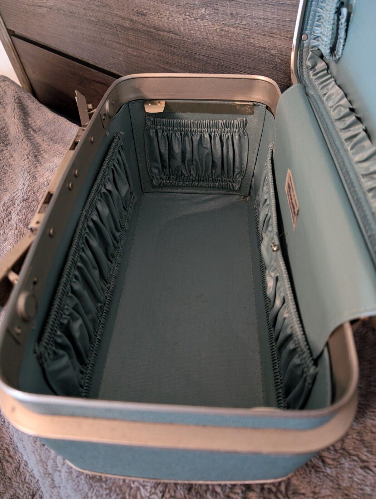 Vintage 1960s Powder Blue Samsonite Silhouette #1212 Hard Train Case ...
