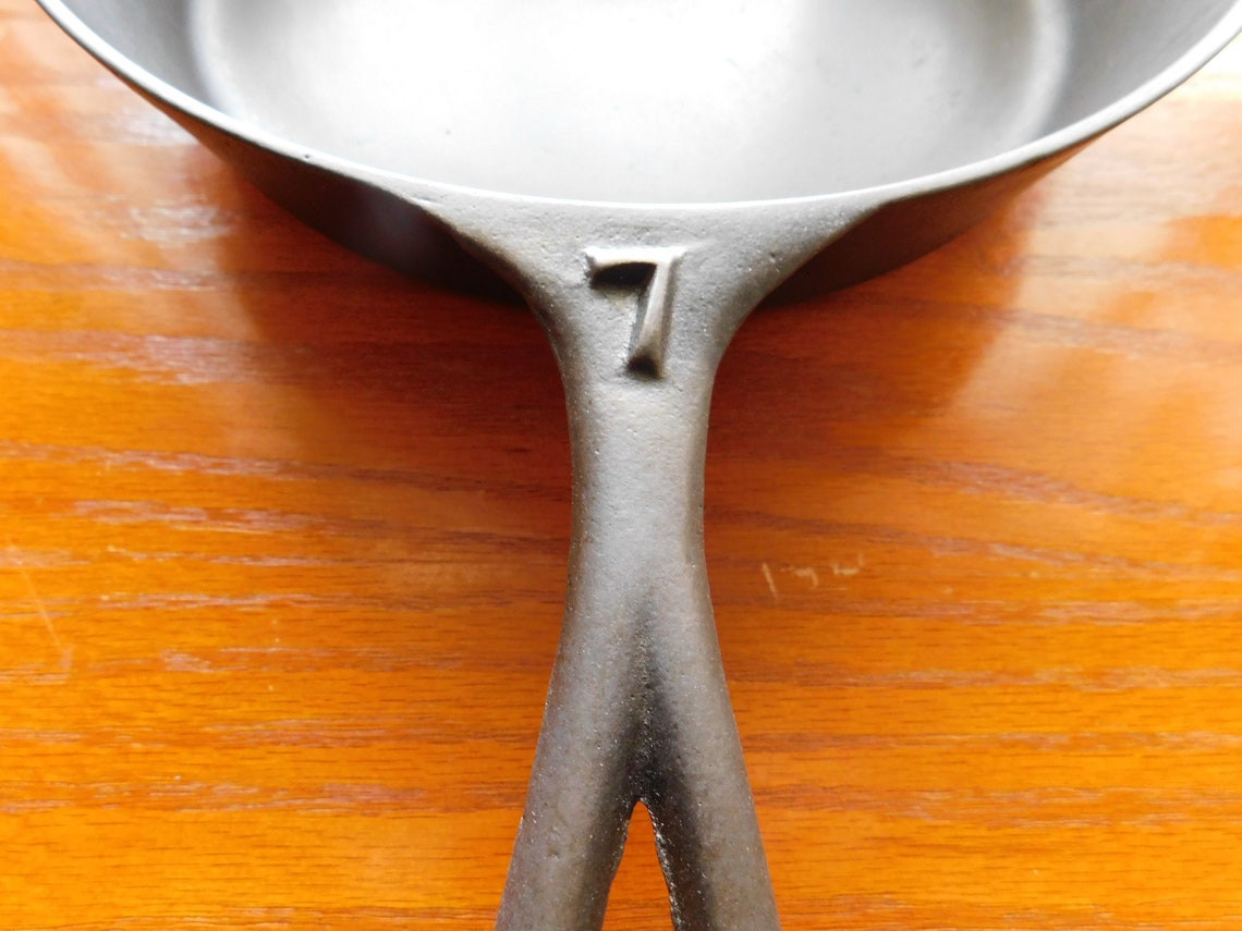 No-notch Lodge 7 Skillet W/ Raised Number & Molder's Mark - Etsy