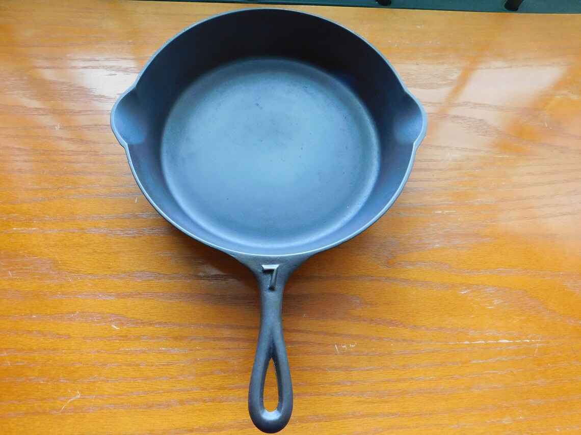 No-notch Lodge 7 Skillet W/ Raised Number & Molder's Mark - Etsy