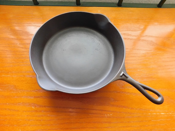 No-notch Lodge 7 Skillet W/ Raised Number & Molder's Mark - Etsy