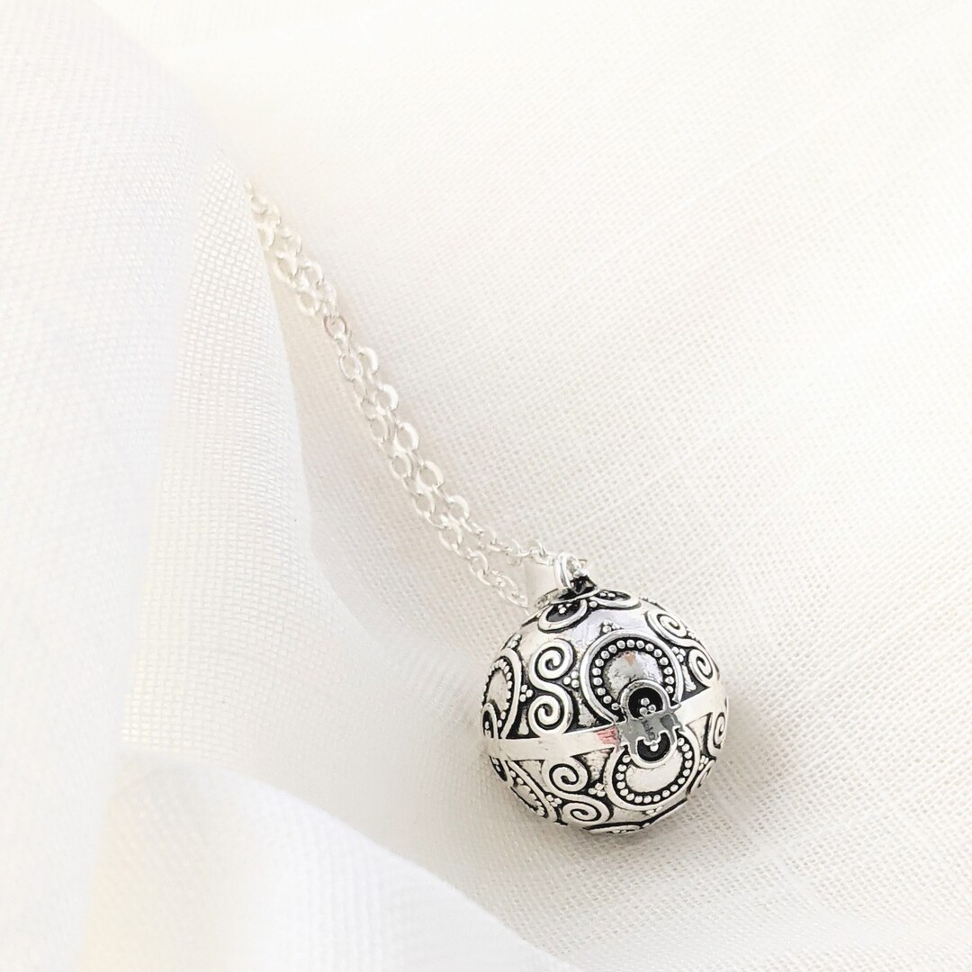 Silver Pregnancy Bola TESSA | Pregnant Woman Necklace | Gift Idea for ...