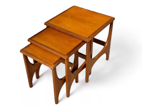 Retro nesting tables store