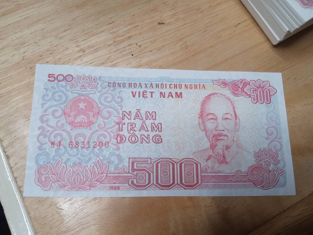 Two 500 Vietnamese Dong Banknotes, 1988, Uncirculated, From the Bank of ...