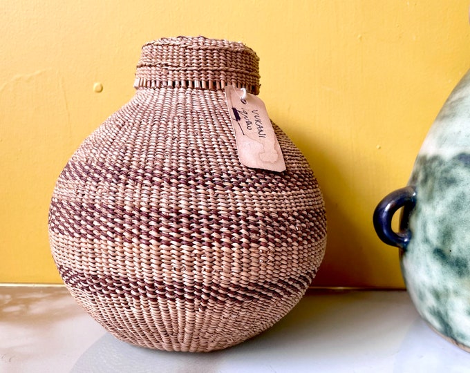 Vintage Vukani Zulu Iguthu Hand Woven Lidded Basket | Globe Shape Gourd ...