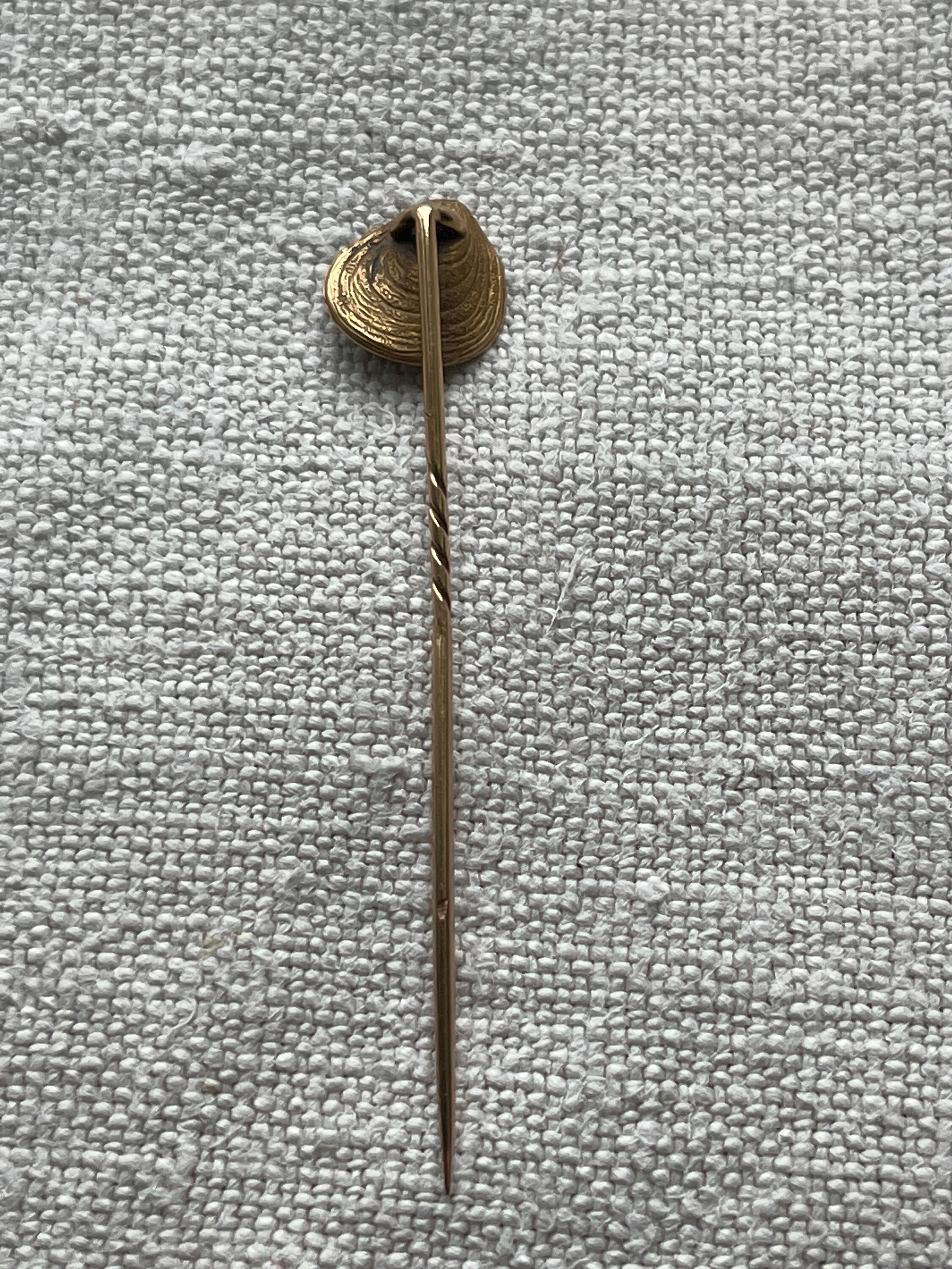 A Rare Victorian 18ct Gold Pearl Shell Stick Pin Set in 18ct Gold ...