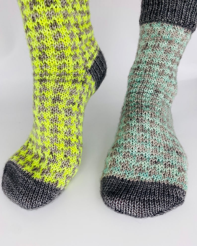 Colorwork Sock Knitting Pattern, Houndstooth Print Knit Sock Pattern ...