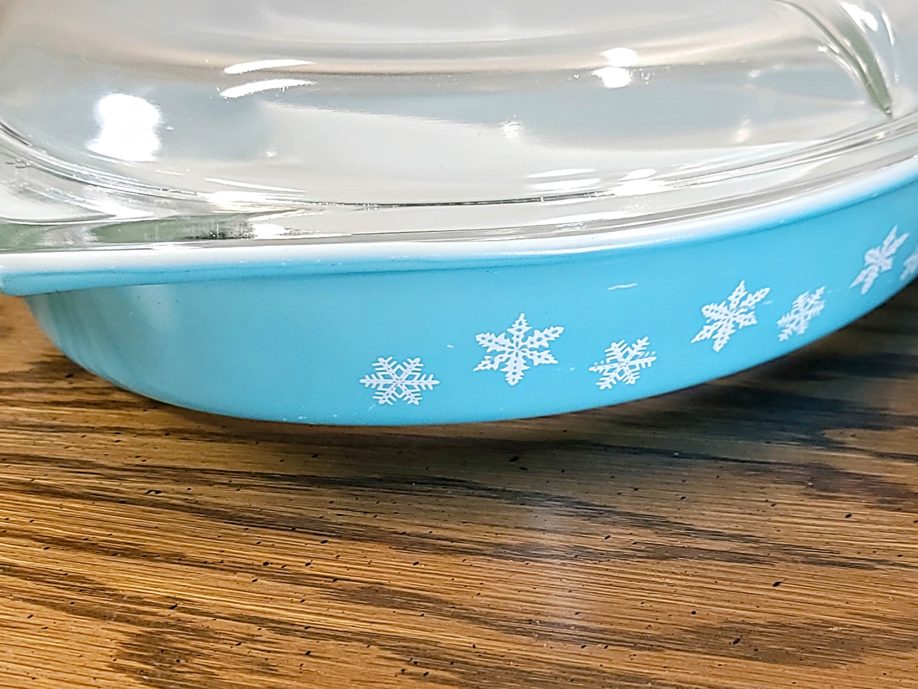 Vintage Pyrex Snowflake 1.5-quart Divided Dish With Matching Pyrex ...