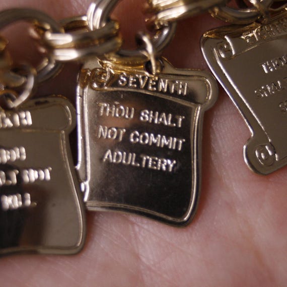 Chunky gold tone ten commandments charm bracelet Vint… - Gem