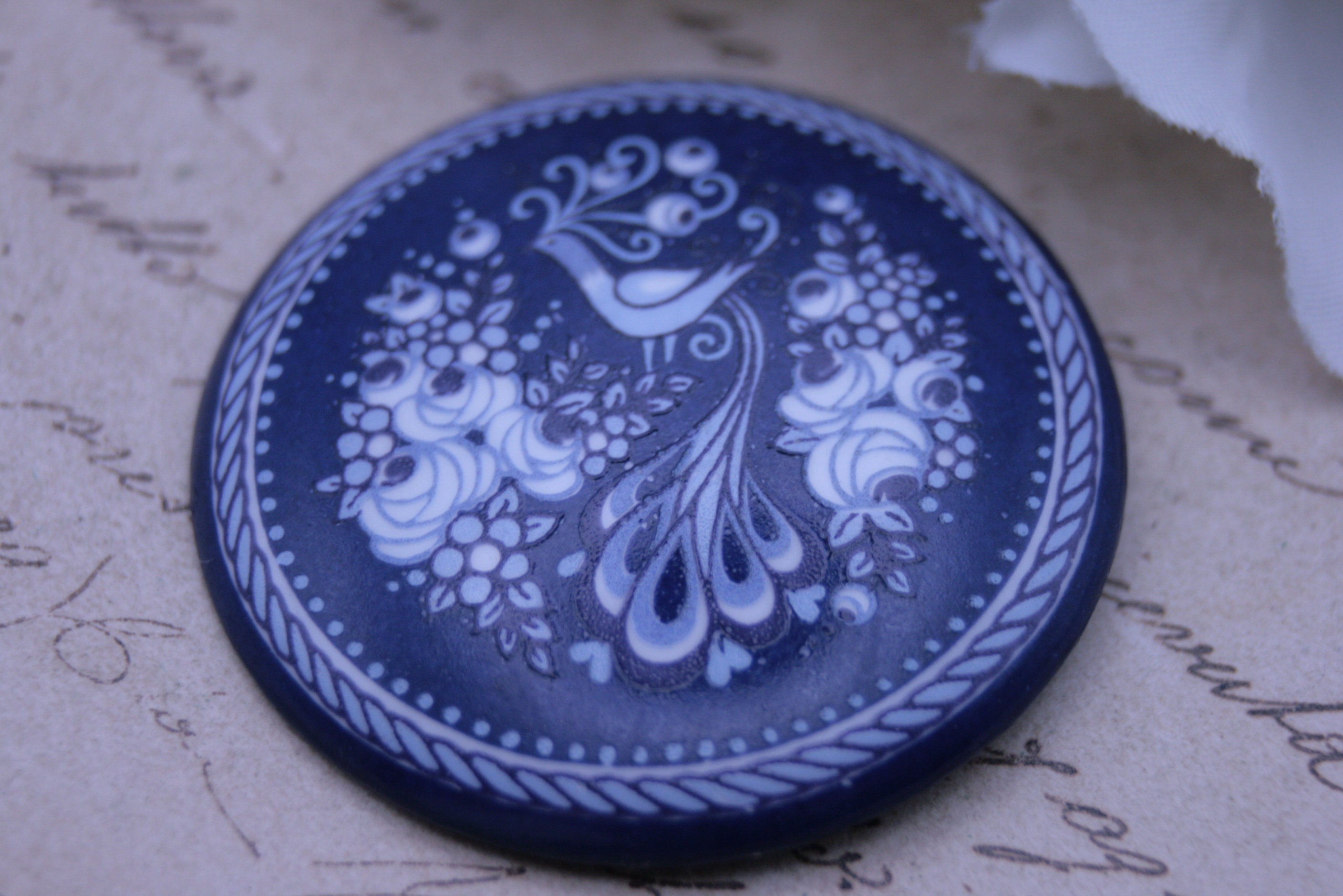 Spilla Michaela Frey con uccello e fiore smaltato Spilla rotonda bianca ...