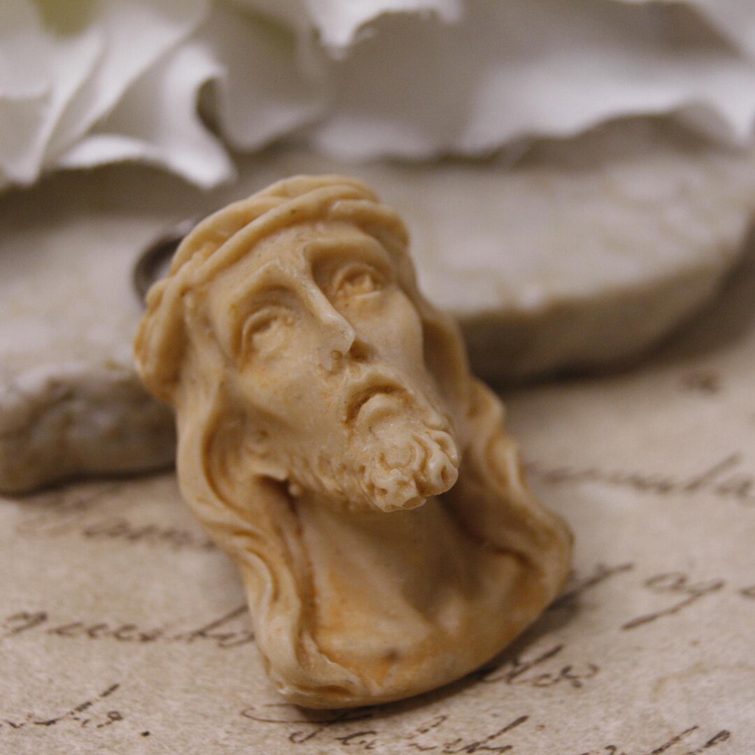 Vintage Jesus Christ Resin Pendant Christ With Crown of Thorns Pendant ...