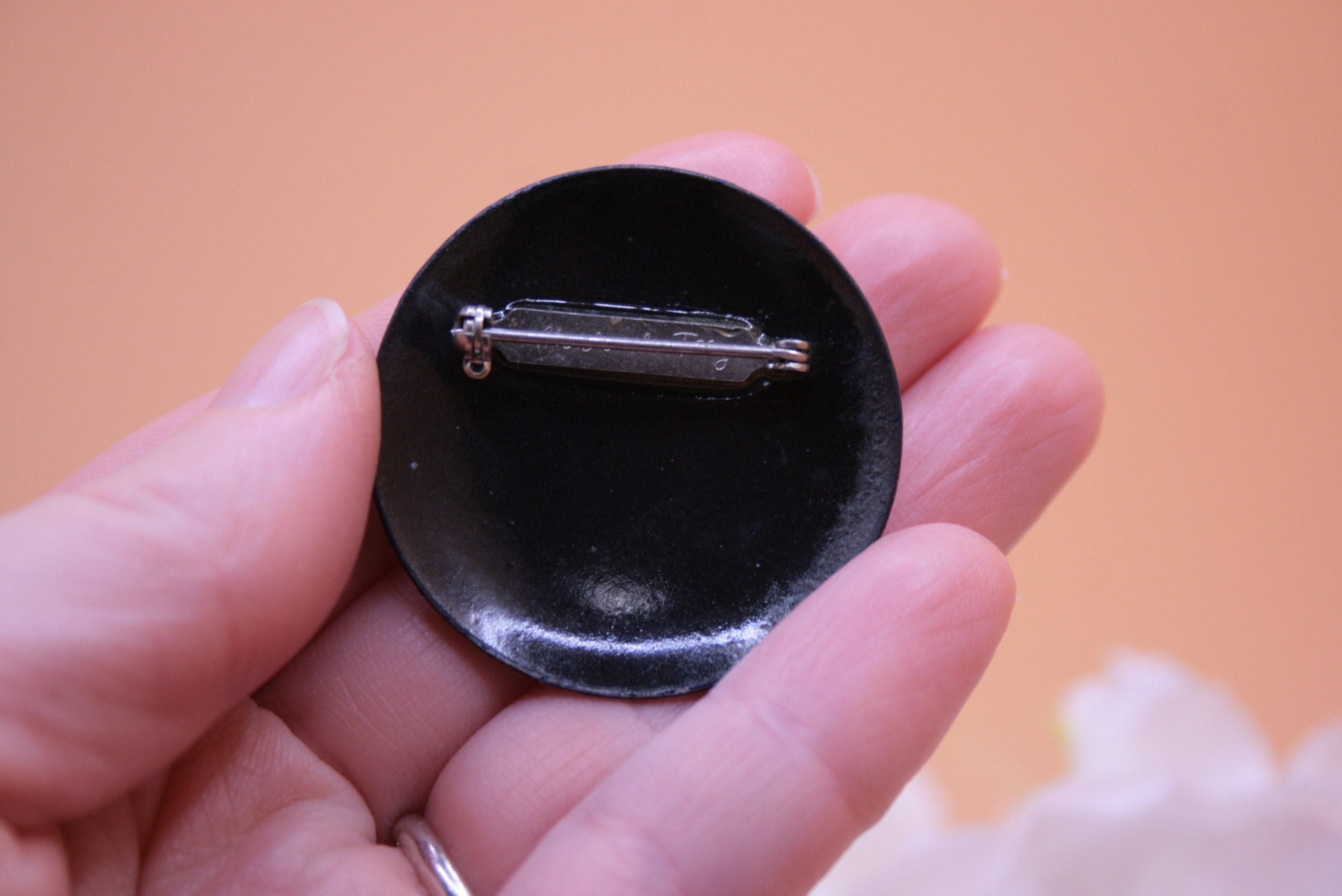 Spilla Michaela Frey con uccello e fiore smaltato Spilla rotonda bianca ...