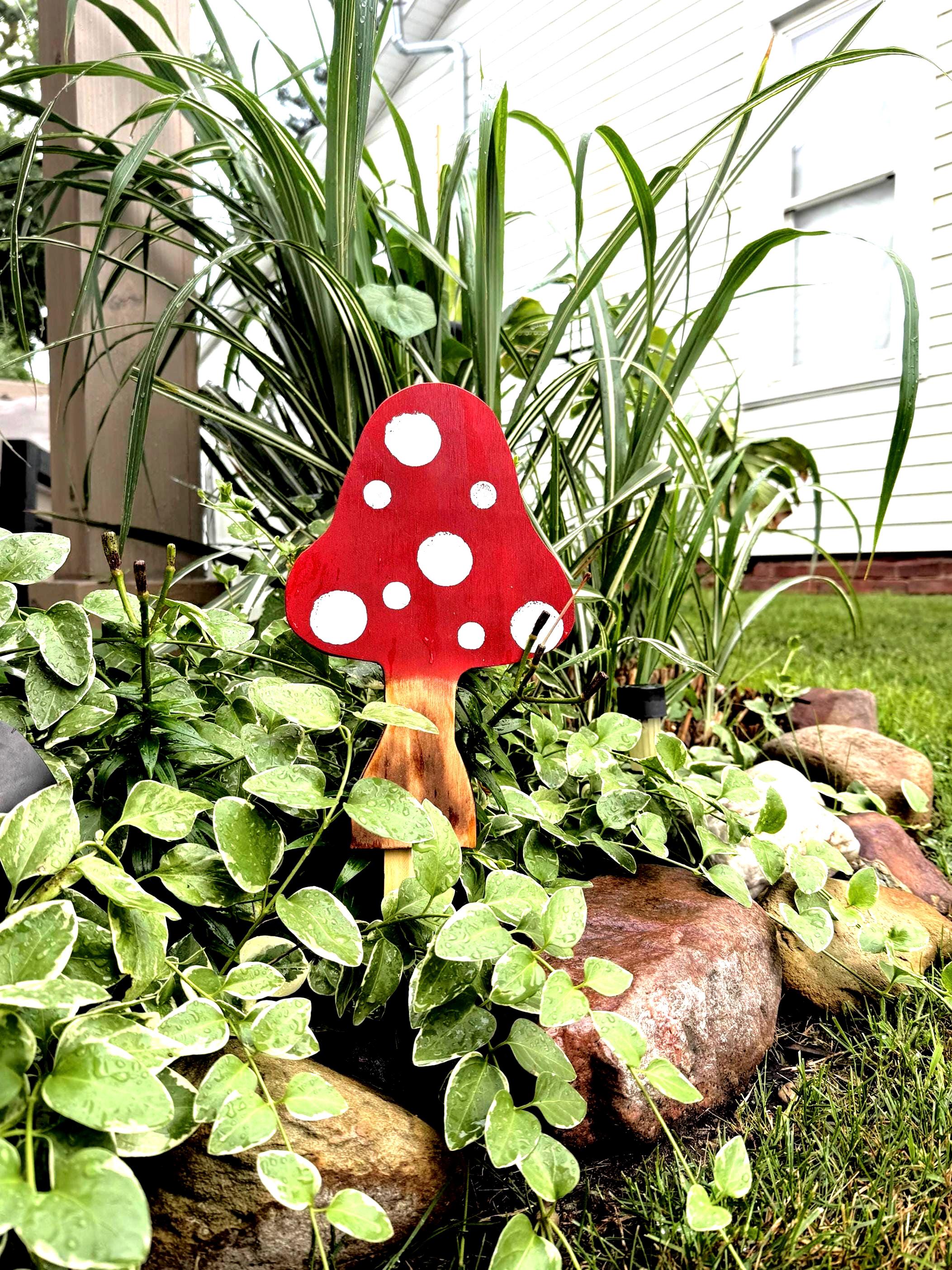 4 Pack Mushroom Yard Stakes - Etsy