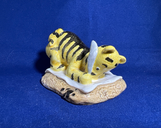 Royal Doultoun Storybook Tigger Signs the Rissolution WP6 boxed RD 743 ...