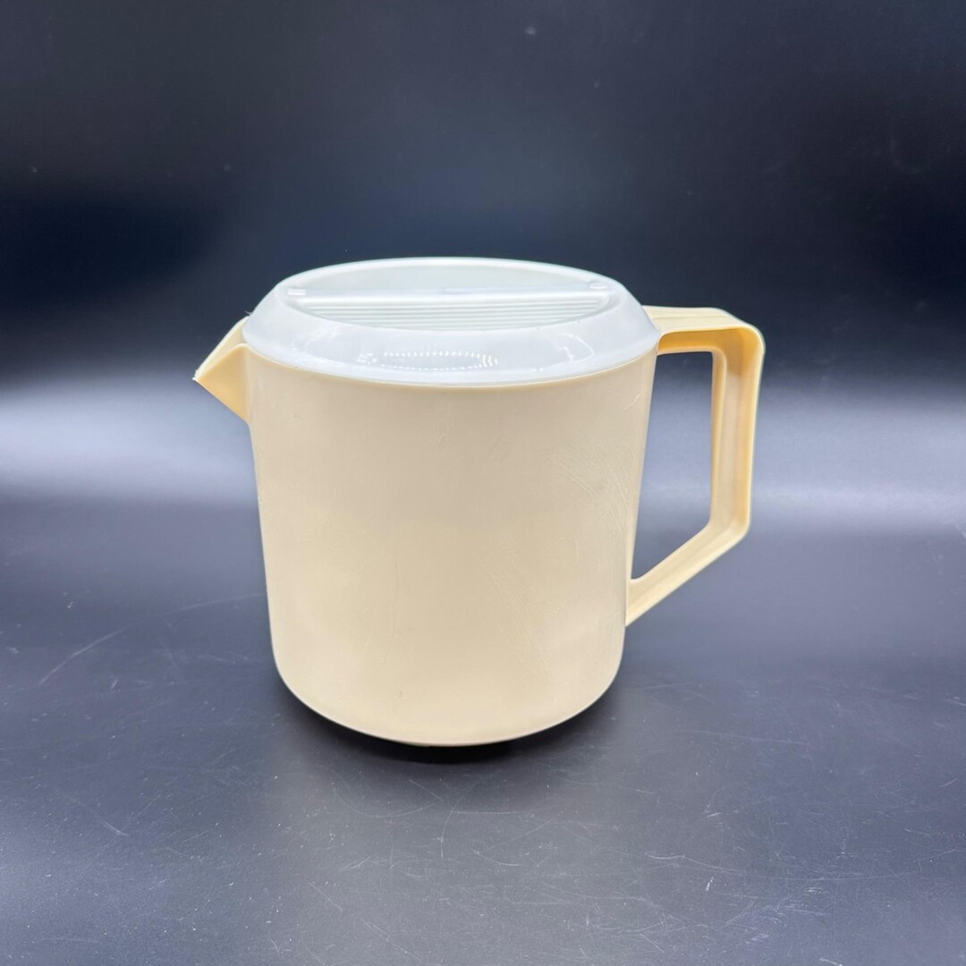 Vintage Rubbermaid Beige Pitcher Slotted Lid Plastic 1.5 Quart Retro ...