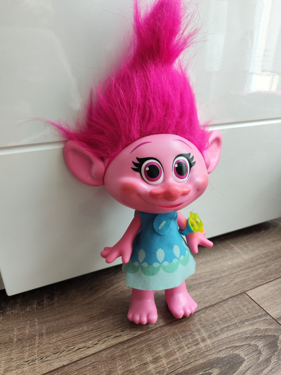 Hasbro Trolls POPPY Doll Talking in German Light up Hair Bracelet Pink ...