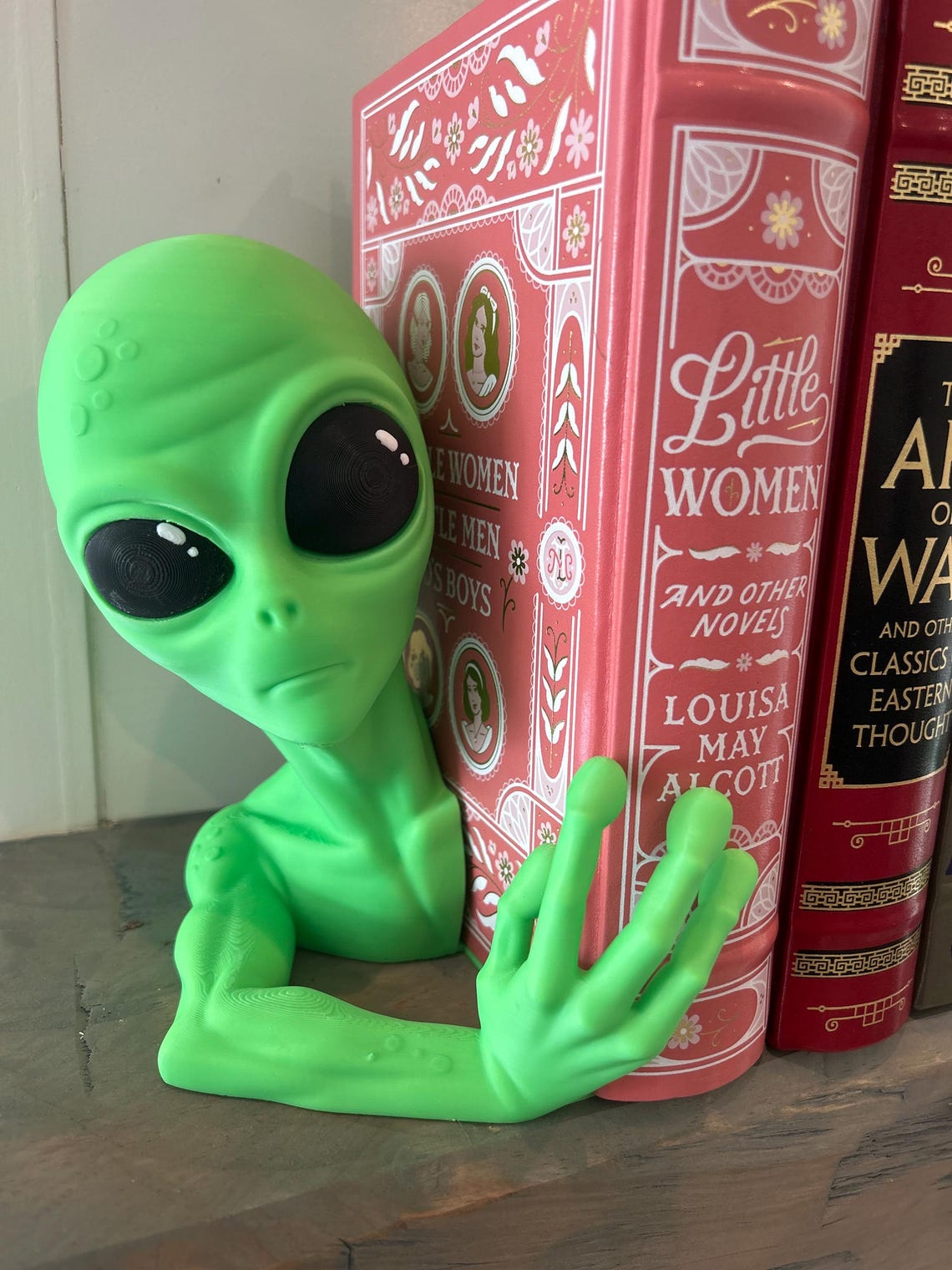 3D Printed Alien Bookend – Unique Sci-fi Decor, Creepy Alien Shelf ...