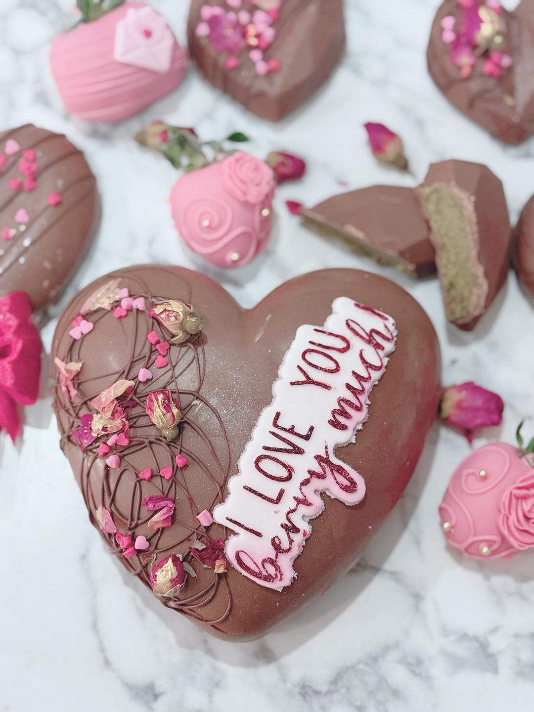 Heart Dubai Chocolate for Valentines | Chocolate Covered Strawberries ...