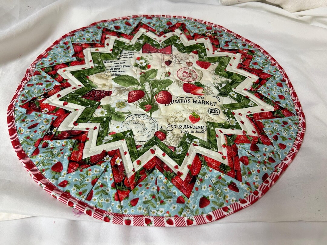 Strawberry Table Topper, Quilted Table Topper, Round Table Topper - Etsy