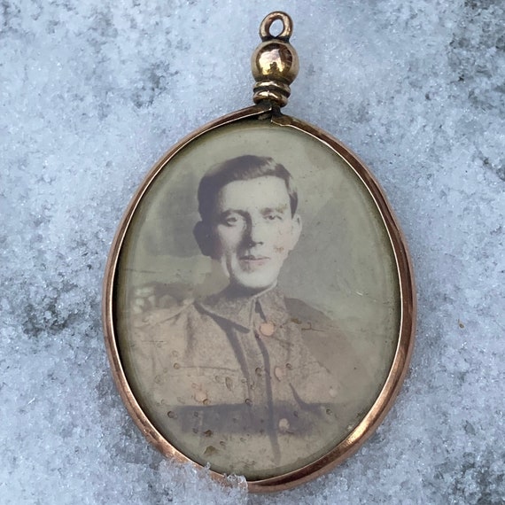 Antique, World War One, 9 carat gold picture locket. - Gem