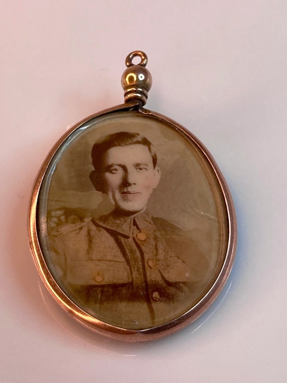 Antique, World War One, 9 carat gold picture locket. - Gem