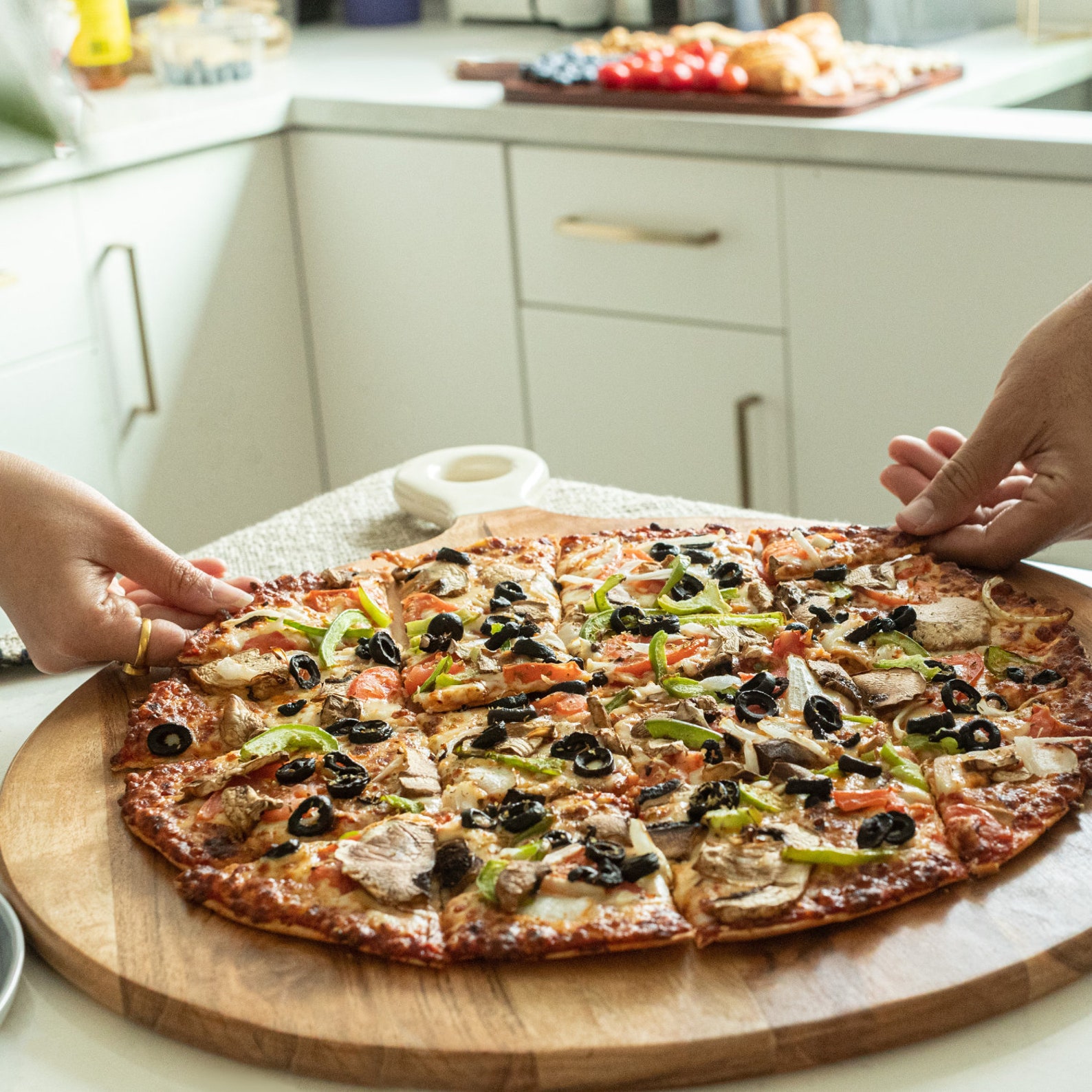 Round Wooden Pizza Peel Board With White Enamel Handle, Large Acacia ...
