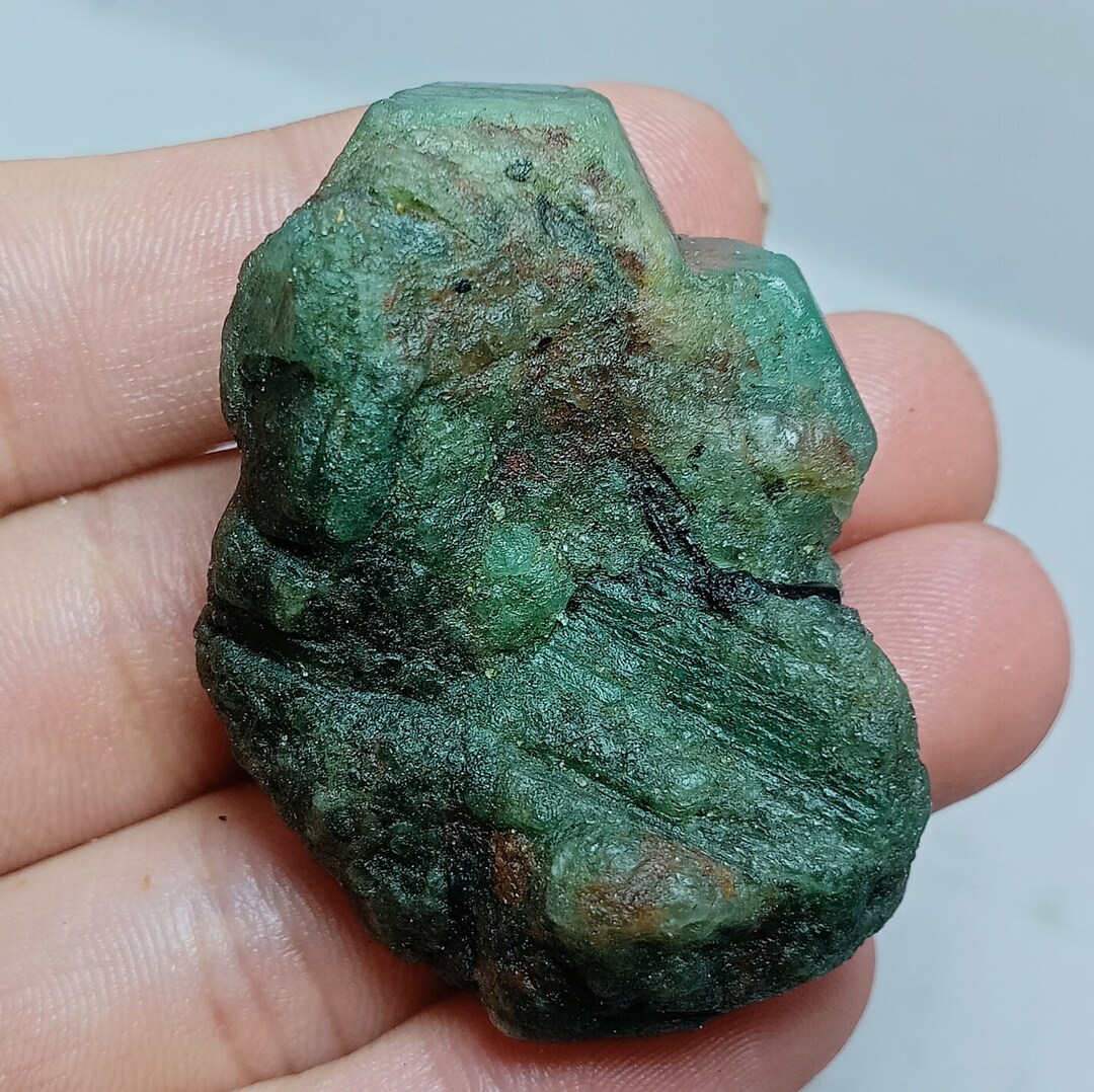 Émeraude naturelle vert foncé brute : pierre de fabrication de bijoux ...