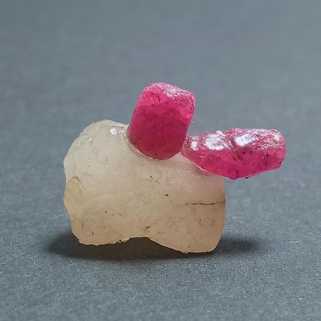 Ruby brut, rubis naturel brut terminé, spécimen minéral rose rubis ...