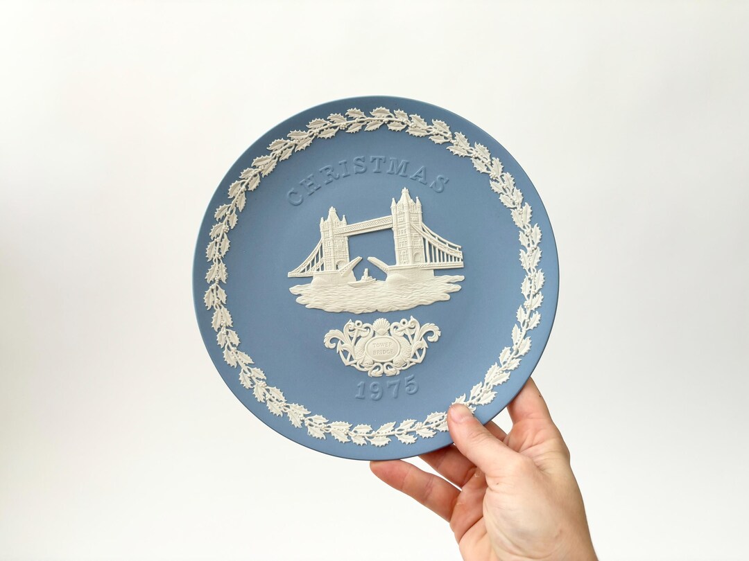 Limited Edition Tower Bridge Jasperware Wedgewood 1975 8" Christmas ...