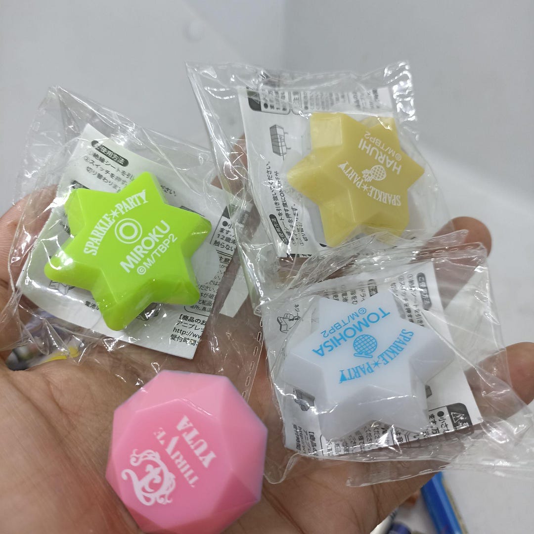 SPARKLE PARTY Light-up Star Badge Set – 4 Colors of Each Set ...