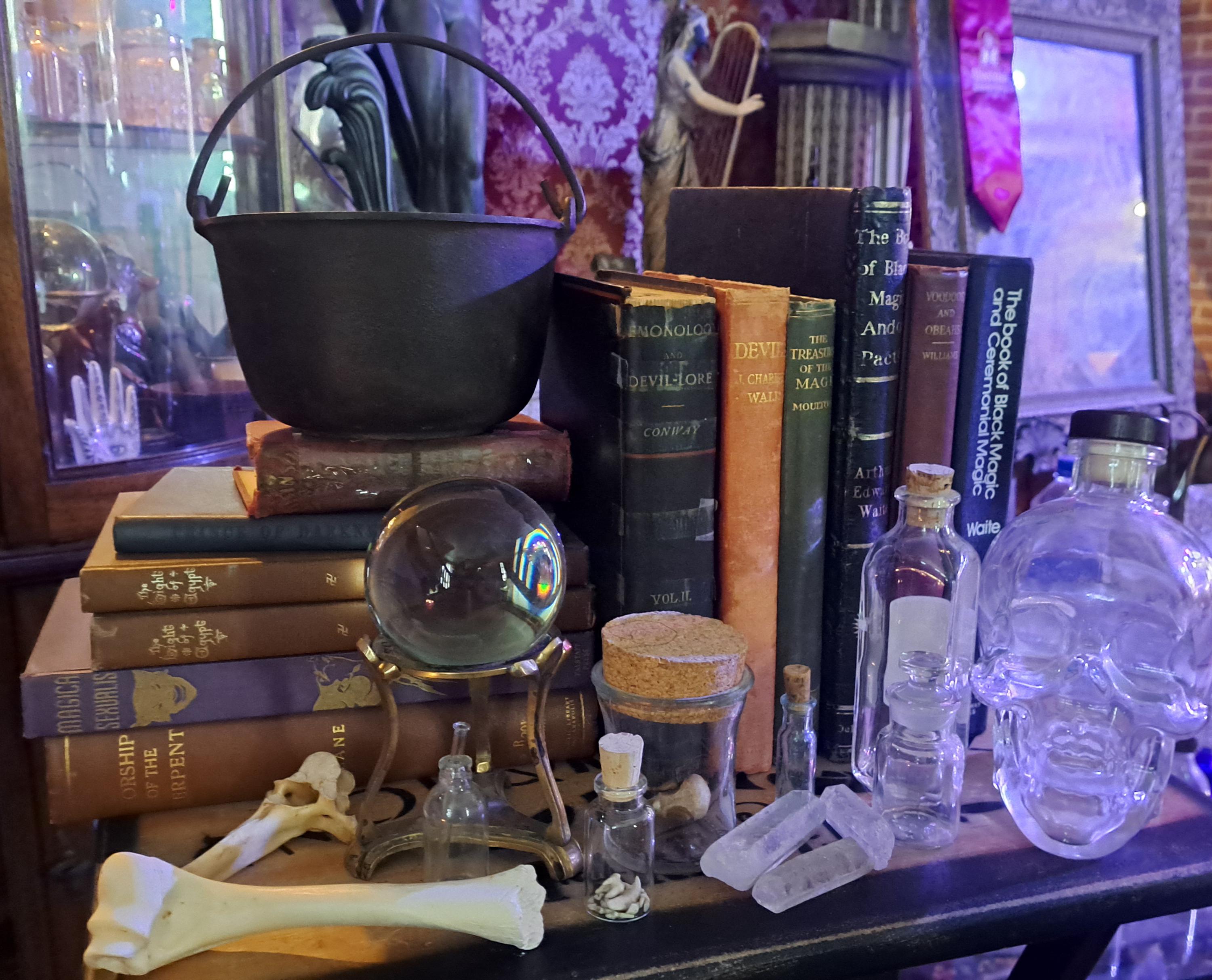 Antique Cast Iron LARGE REAL Witch Cauldron Kettle Witchcraft Spell ...