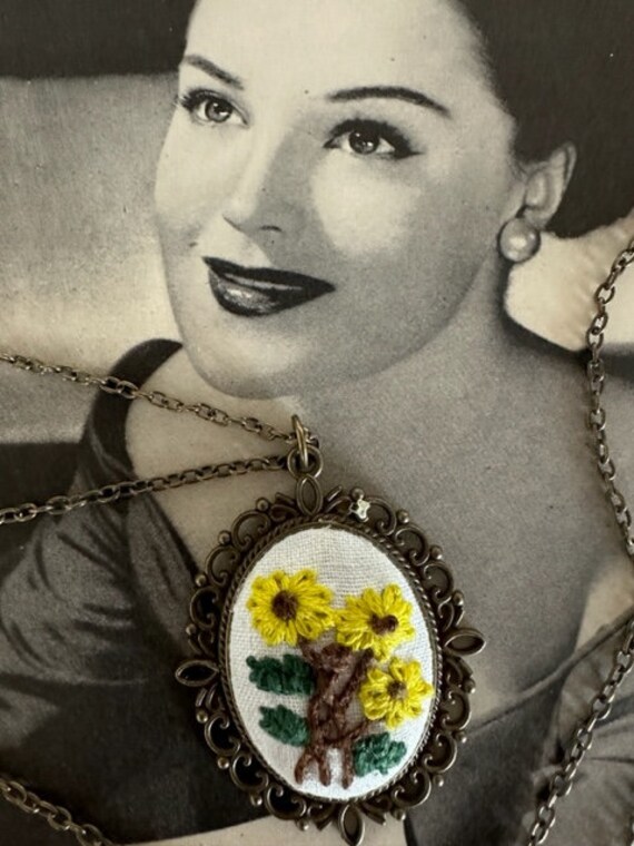 Hand Embroidery Daisy Flowers Pendant, Hand Stitched … - Gem