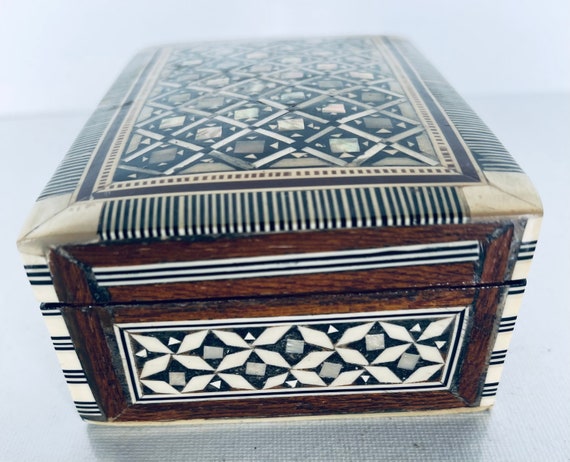 Egyptian dressing table/bijouterie box in mother of p… - Gem