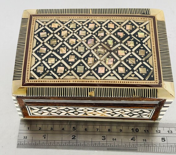 Egyptian dressing table/bijouterie box in mother of p… - Gem