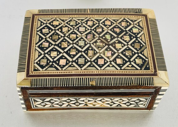 Egyptian dressing table/bijouterie box in mother of p… - Gem