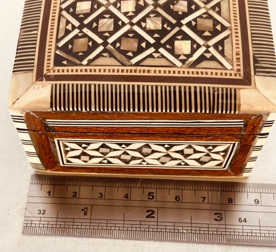 Egyptian dressing table/bijouterie box in mother of p… - Gem