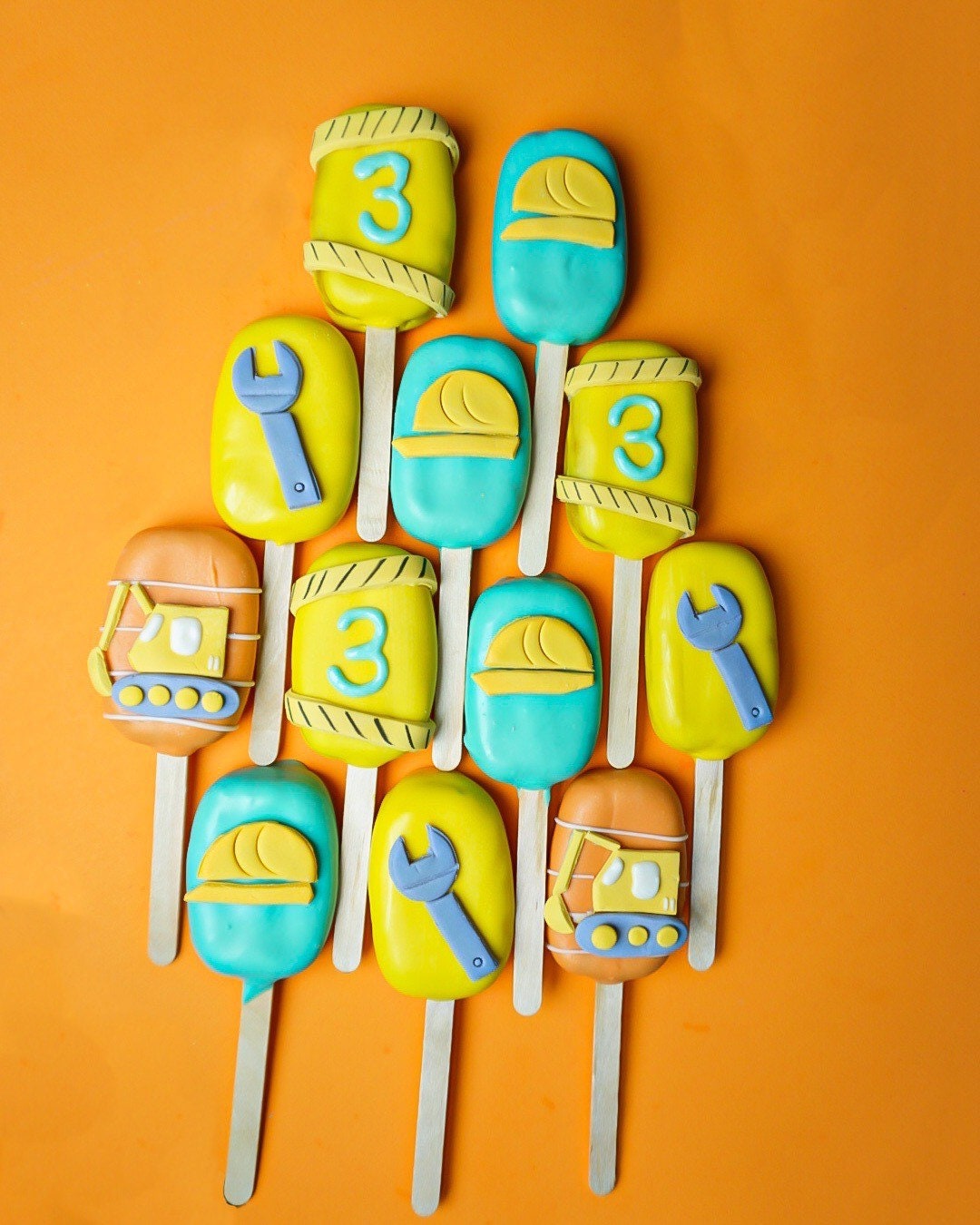 Construction Cake Pops, Construction Birthday Themed, Construction ...