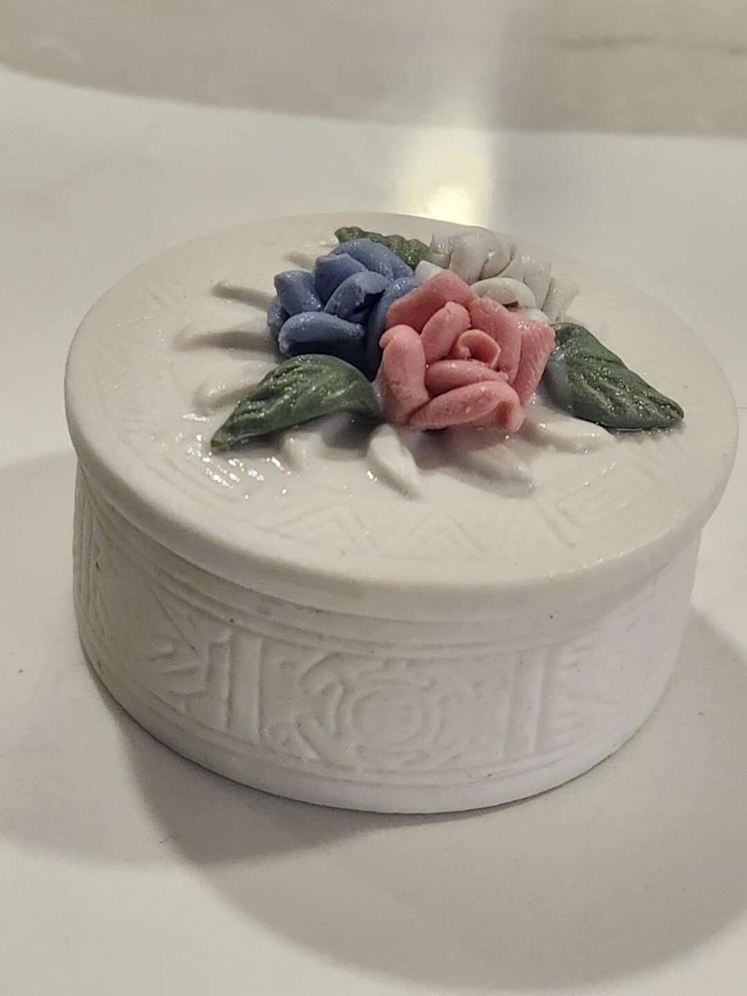 Vintage Small Porcelain Trinket Box Jewelry Box. Round With Colorful ...