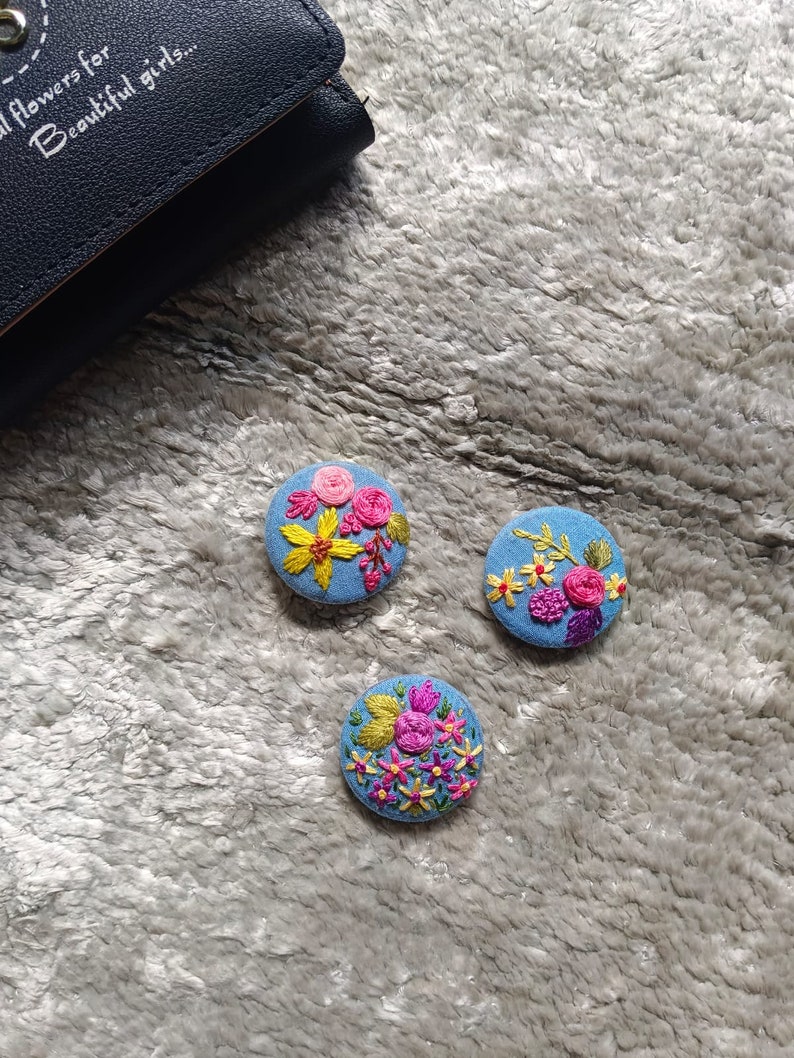 Pretty Hand Embroidered Floral Big Size Buttons / Set of Hand Made ...