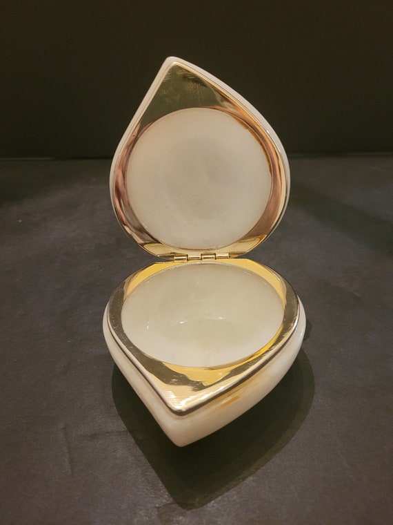 Genuine alabaster trinket box. Made in Italy - Gem