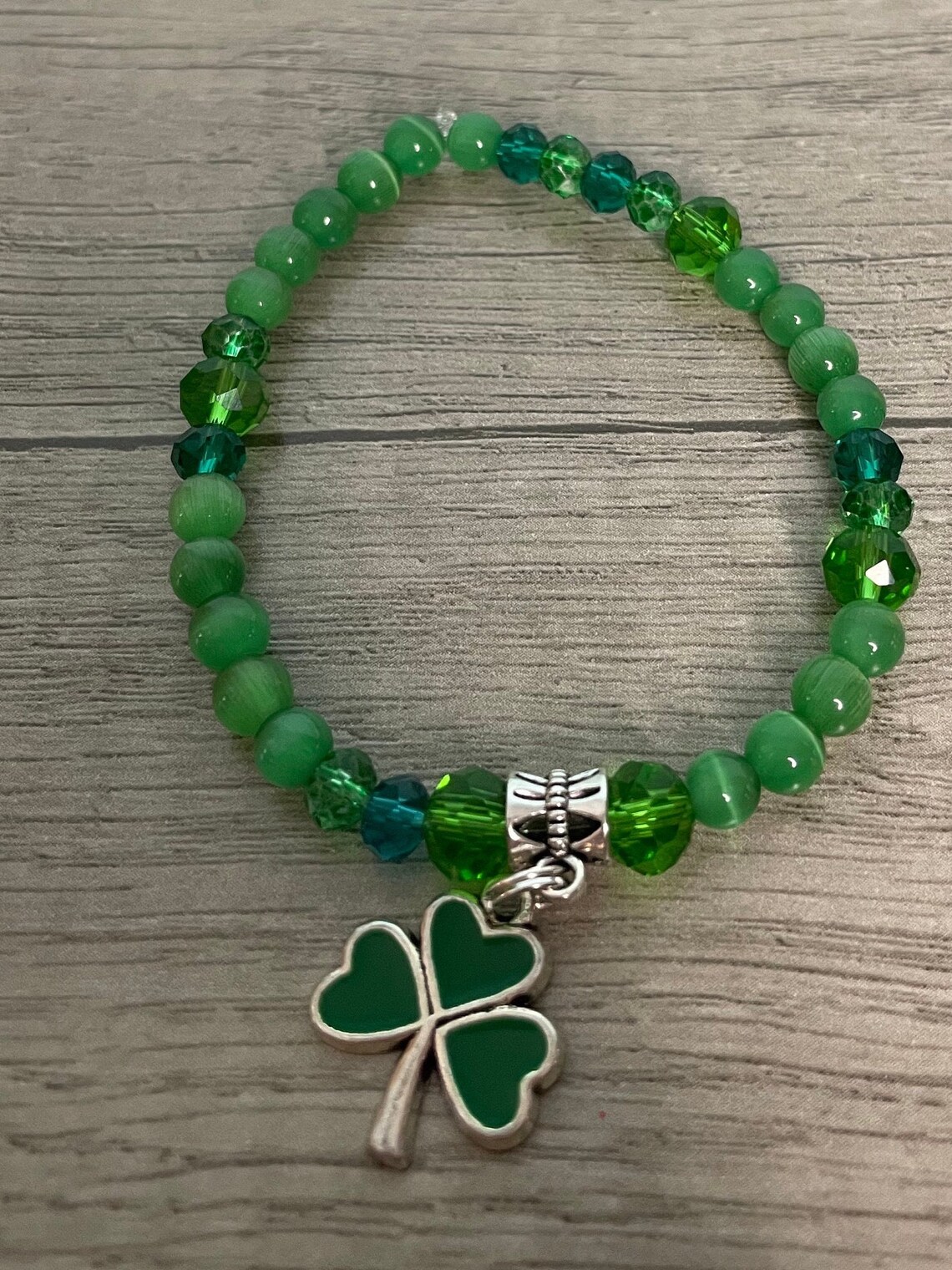 St Patrick’s Day Green Beaded Shamrock Charm Bracelet - St. Patrick’s ...