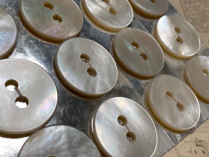 12 Old Mother-of-pearl Buttons Beautifully Shimmering Shell Buttons 34 ...