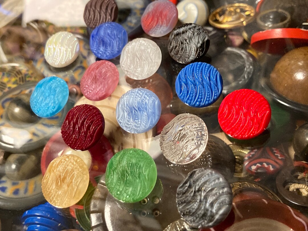 16 Vintage Glass Buttons - Wonderful Old Glass Buttons - 18 Mm - Etsy