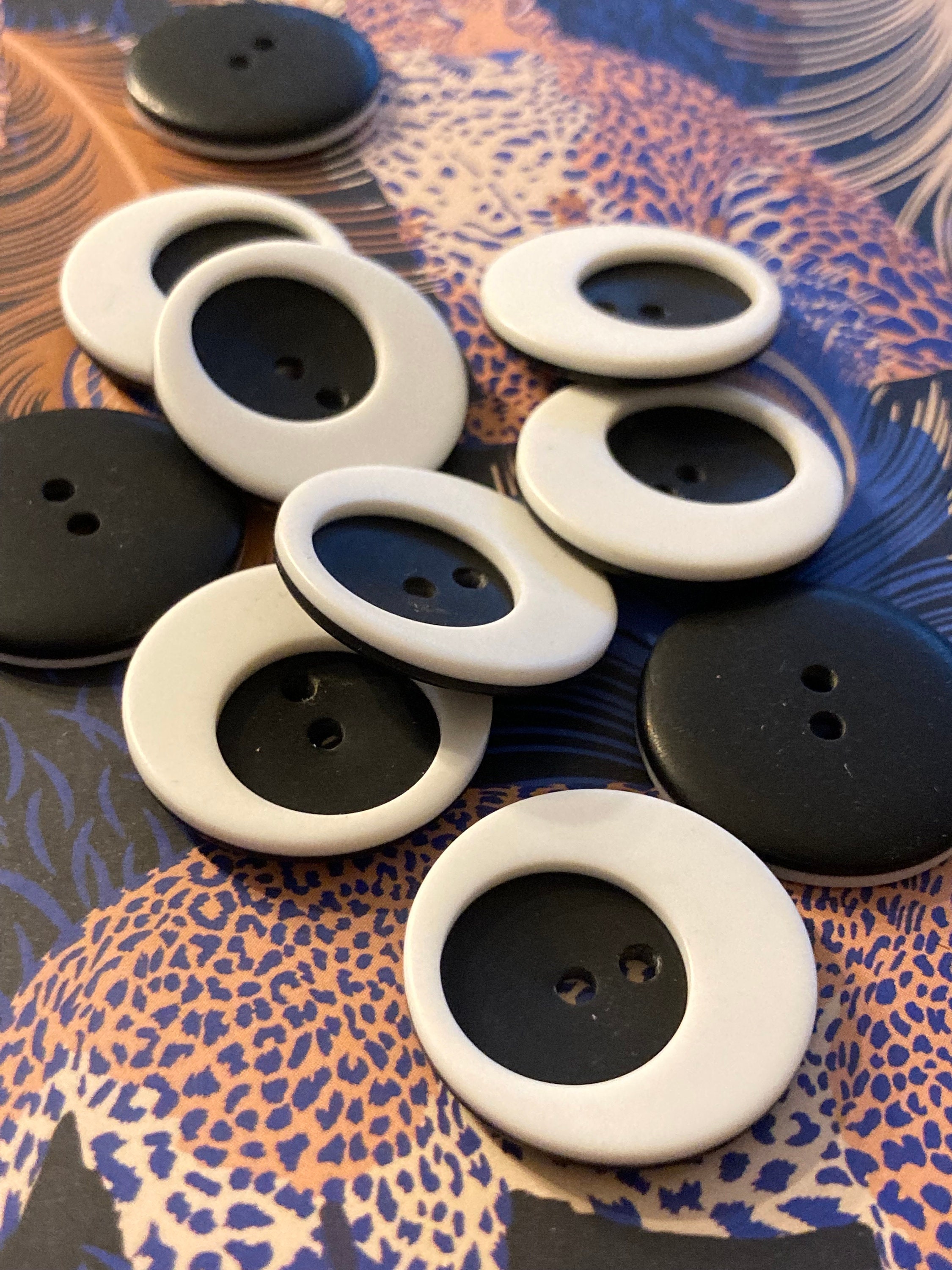 10 Old Vintage Plastic Buttons Black and White Buttons 23 Mm - Etsy