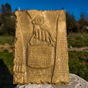 Fragment de main d'écriture cunéiforme sumérienne/sac à main sumérien ...