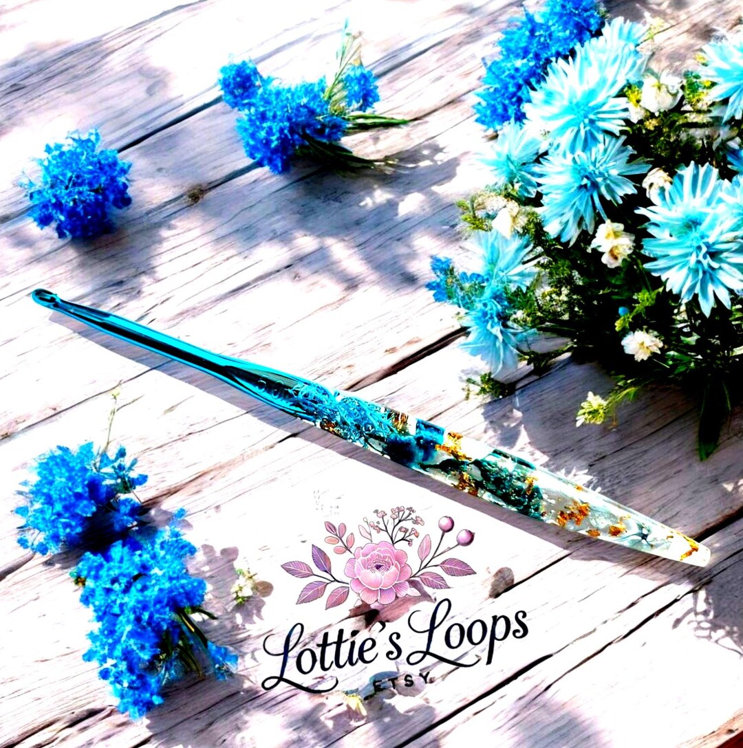 Blue and White Resin Crochet Hook With Flowers and Gold Flakes ...