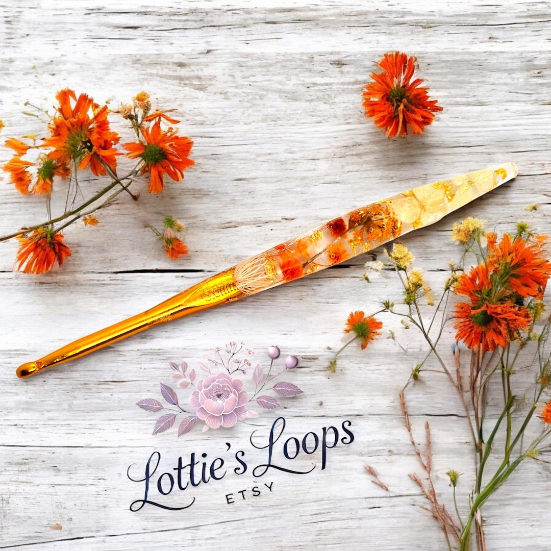 Handmade Resin Crochet Hook With Dried Flowers – Ergonomic Amber Hook ...